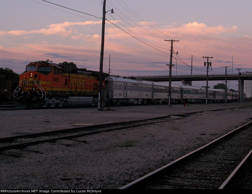 BNSF 4668 tied down BNSF officers train power